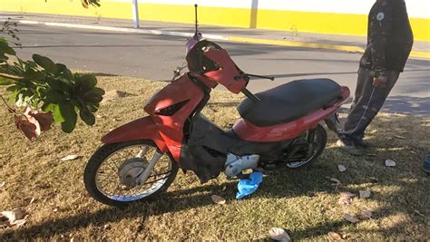 Motociclista é socorrida após acidente carro em Sinop condutor deixa local Só Notícias