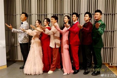 王力宏晒后台照 与成龙张杰张韶涵等同框笑容灿烂 青岛新闻网