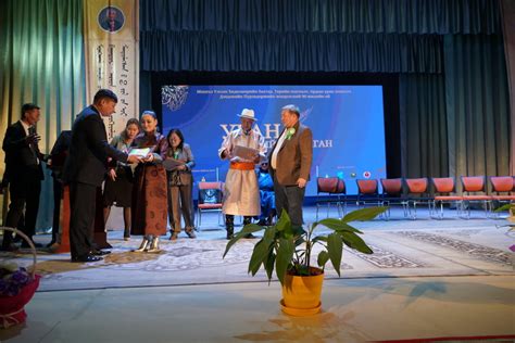 Монгол улсын Хөдөлмөрийн бааатар Ардын уран зохиолч Төрийн шагналт