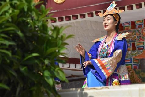 藏族女人有多漂亮看完這組民族服裝秀就知道了 每日頭條