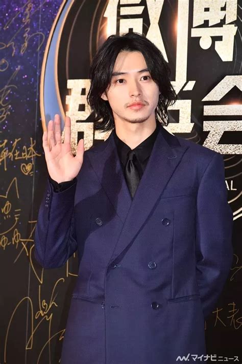 拡大画像 002l 山崎賢人、ヒゲ姿で大人の色気 「面白い作品は国境ない」授賞式で語る マイナビニュース メンズ ヘアスタイル