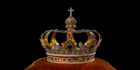 Целая стая старинных корон
