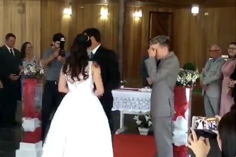 Cerimônia De Casamento é Interrompida Por Gemidos De Sexo Virgula