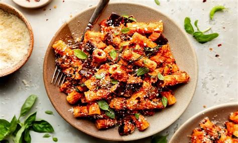 پاستا بادمجان؛ یک غذای ایتالیایی با رنگ و بوی ایرانی مجله اکالا