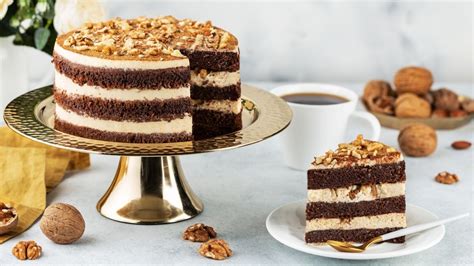 The Sweet Trick To Keep Cakes From Sticking To The Serving Plate