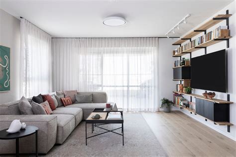 אורלי בן משה מורת דרך בין יום השואה ליום הזכרון הדרכות רגילות ואני לא יכולה להתעלם מהזמן