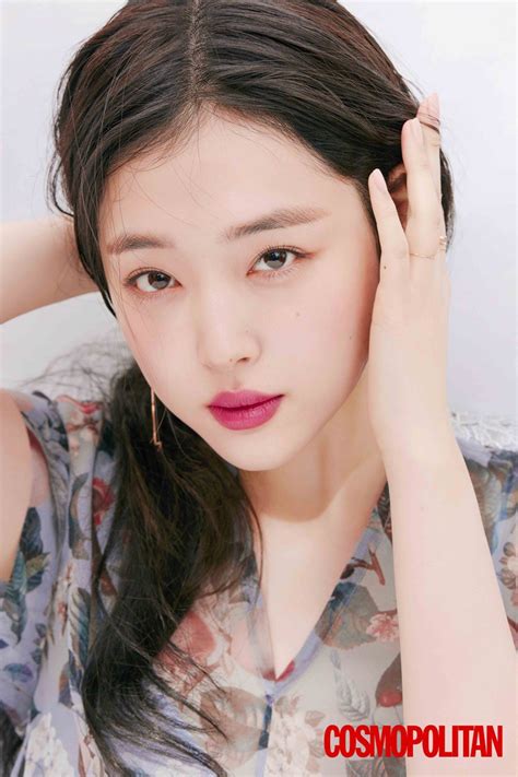Sulli đối đầu Black Pink Cùng khoe da trắng và môi mọng đỏ sexy trên tạp chí ai đẹp và sang hơn