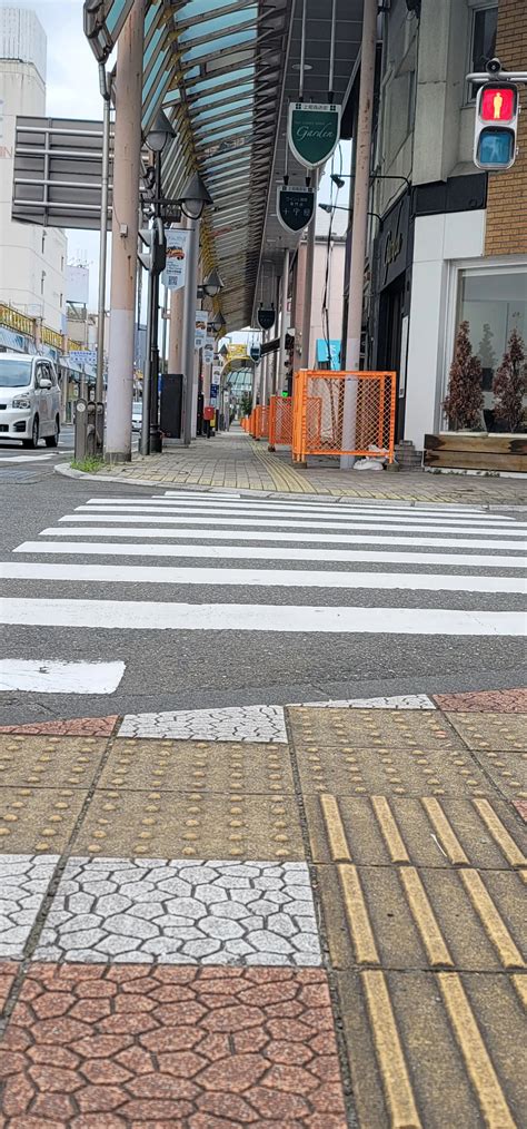 分かりますか？ 真っ昼間なのにずっと先まで、誰も歩いていない事。 こんな所に僕は店を出してしまいました。 オープン当初、『お店を出してくれて