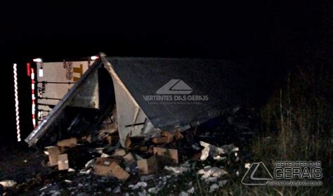 VEÍCULO TOMBA NA BR 040 EM SANTOS DUMONT E PARTE DA CARGA É SAQUEADA