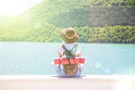 예쁜 젊은 여자 관광 여자 아름 다운 거리에 보이는 화창한 날에 산 호수에 앉아 있다 관광 여행자 뒤에서 볼 개성 개념에 대한