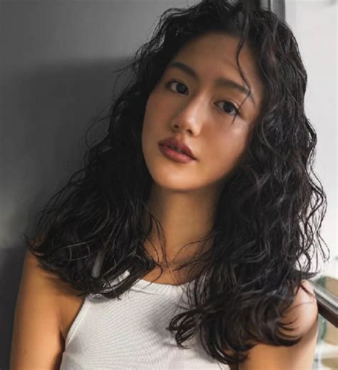 今年流行海藻卷 发型中的“明星”女生烫发 美发站