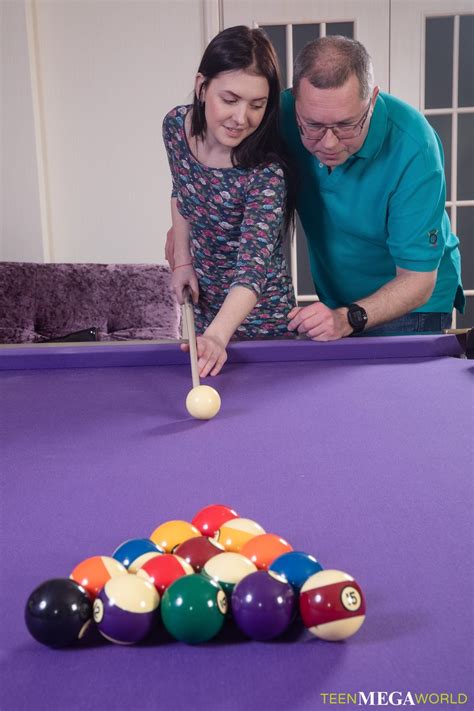 Молодая лисица Элли соблазняется и трахается с занудным стариком во время игры в бильярд