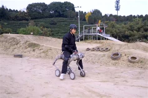 China Runcurkan Robot Berkaki Empat Yang Mampu Angkut Orang Dewasa