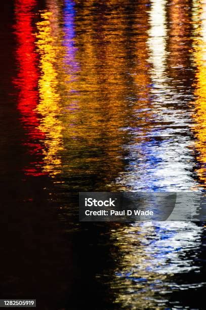 다채로운 조명은 효과와 같은 추상적 인 페인트 스트로크를 만들기 위해 밤에 물을 이동에 반영됩니다 0명에 대한 스톡 사진 및 기타 이미지 Istock