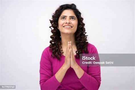 白い背景に手を組んで平和を祈る若い女性のポートレート写真素材 インドのストックフォトや画像を多数ご用意 インド インド人 女性