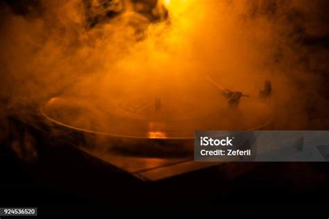 턴테이블 비닐 레코드 플레이어입니다 디스크 자키에 대 한 레트로 오디오 장비입니다 Dj 믹스 음악 재생을 위한 소리 기술 비닐 레코드 불타는 화재 배경에 재생 되 고