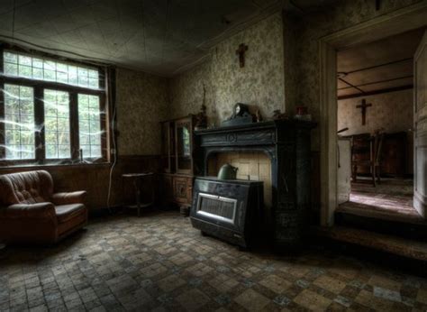 Stunning Pics Of An Abandoned Farmhouse Where The Bed Is Still Made