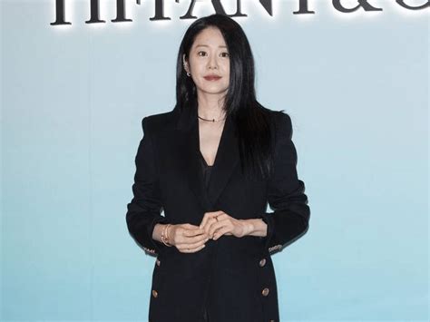 高贤贞出席品牌活动 黑色长风衣内搭长裙气场十足 搜狐大视野 搜狐新闻