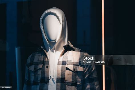 남성 마네킹이 있는 쇼케이스가 있는 옷가게 쇼핑 및 패션 산업 마네킹에 대한 스톡 사진 및 기타 이미지 마네킹 사무실 0