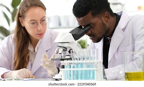 2 128 Female Biologist Microscope Images Stock Photos Vectors Shutterstock