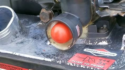 Here's What Your Mower's Primer Bulb Is For And How It Works