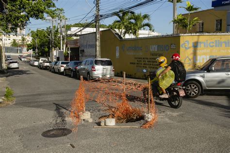 Buraco em cruzamento atrapalha trânsito e causa acidentes no Bairro de Fátima CIDADES OPOVO