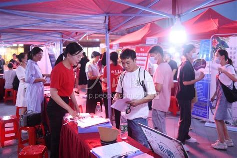 安徽阜阳：夜市招聘会送岗位促就业 人民图片网