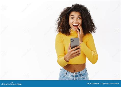 Excit Jeune Fille Africaine Semble Excit Par La R Action Surprise De T L Phone Portable Sur L