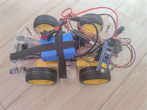 基于stm32cubemx的stm32f103c8t6的hal库开发的智能小车 小车接线和材料准备电池盒给面包板上stm32供电