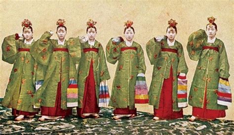 옷에 나비무늬가 새겨진 박접무복 Hanbok 한복 Korean Traditional Dress Modern Hanbok