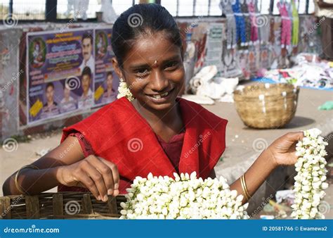 Ragazza Indiana Che Vende I Fiori Fotografia Editoriale Immagine Di Sorriso Bambino