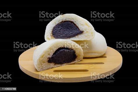 나무로 되는 쟁반에 검은 콩 페이스트를 넣은 찐 빵과 검은색 배경 0명에 대한 스톡 사진 및 기타 이미지 0명 Baozi