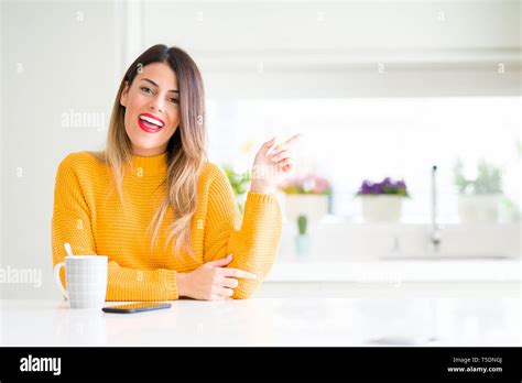 Junge Schöne Frau Trinkt Eine Tasse Kaffee Zu Hause Mit Einem Breiten