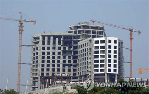 인도 구자라트 간디나가르의 7성급 호텔 건설 현장 연합뉴스