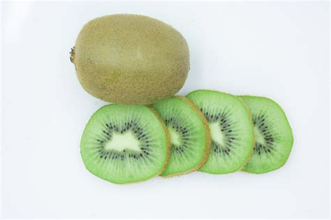 잘 익은 전체 키위 과일과 흰색 배경에 고립 된 반 키위 과일 건강한 생활방식에 대한 스톡 사진 및 기타 이미지 건강한 생활방식 건강한 식생활 과일 Istock