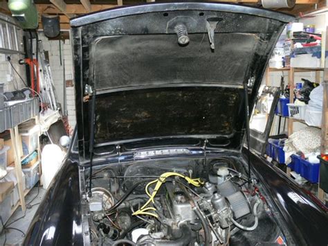 Bonnet Gas Struts On An Mgb