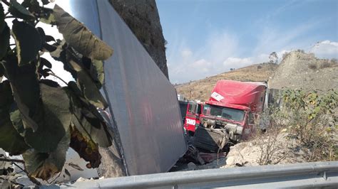 Qué pasó en la carretera Naucalpan Toluca Tráiler se vuelca en caseta