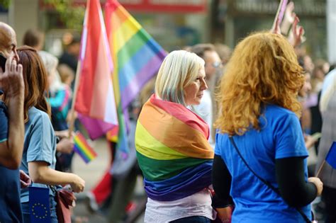 몬테네그로의 수도 포드고리차에서 열린 Ten Lgbt Pride Parade 동안 무지개 깃발과 배너가 있는 사람들의 모습