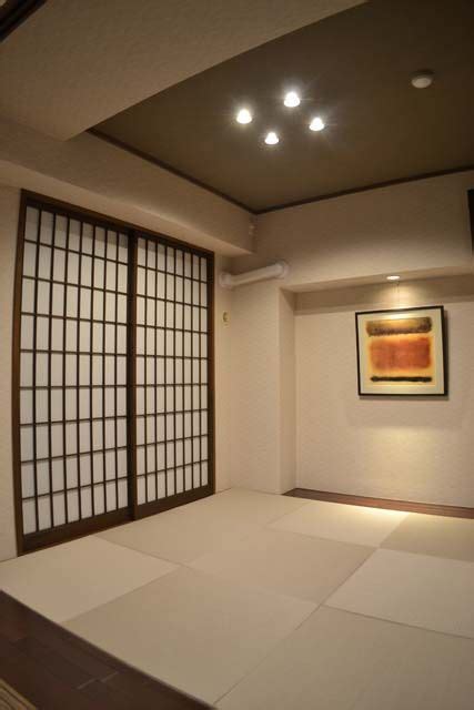 モダン和室 中古マンションリフォーム専科（西宮店・神戸店 クロスは白系を使わず建具やフローリング色のトーン合わせて茶系のクロスを