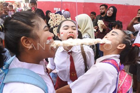 LOMBA MAKAN KERUPUK UKURAN JUMBO ANTARA Foto