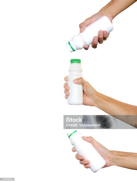 3 손 녹색 뚜껑 흰색 배경에 고립 된 흰색 병 들고 있습니다 클리핑 경로 병에 대한 스톡 사진 및 기타 이미지 병 우유 플라스틱 Istock