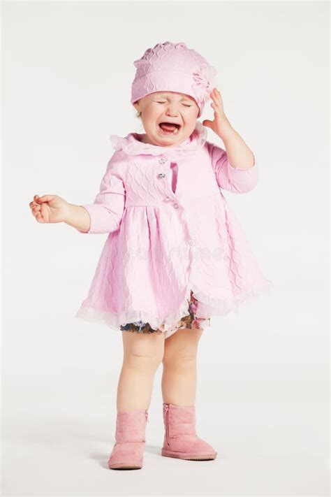 Menina Em Um Vestido Cor De Rosa Imagem De Stock Imagem De Vestido