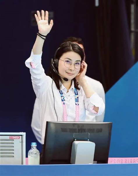 郭晶晶奥运裁判长造型曝光 穿衬衣戴眼镜又美又飒 搜狐大视野 搜狐新闻