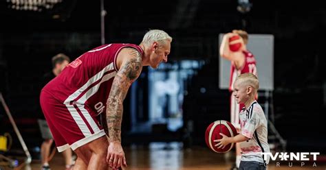 Jānis Timma Ieradies Latvijā Un Beidzot Saticis Savu Dēlu Kristianu