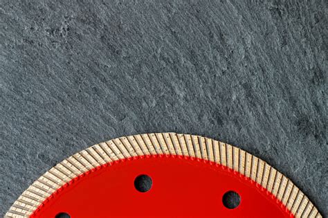 회색 화강암의 배경에 화강암을 절단하기위한 빨간색 다이아몬드 블레이드의 세그먼트 자르기에 대한 스톡 사진 및 기타 이미지