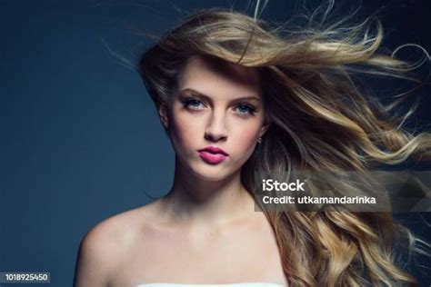 Potret Wanita Cantik Gadis Cantik Dengan Rambut Bergelombang Panjang