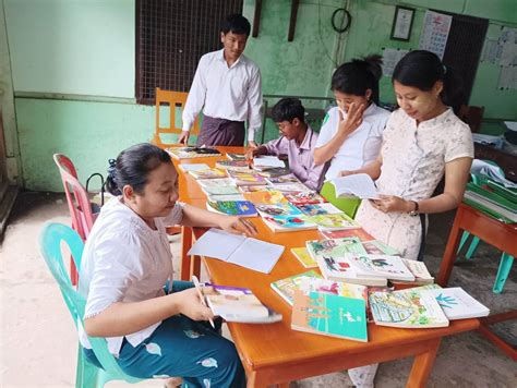 ငပလီမြို့၌ စာဖတ်ရှိန်မြှင့်တင်ရေး ရွေ့လျားစာကြည့်တိုက် Mobile Libraryဖ