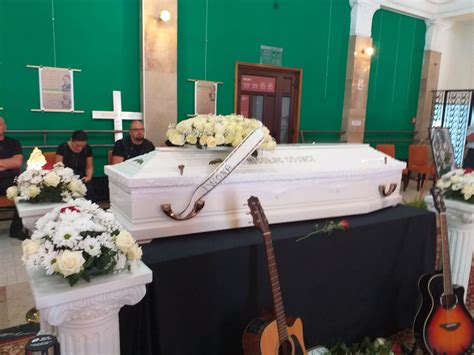 Trupul Lui Nicu Covaci Depus în Sicriu Alb La Filarmonica Banatul