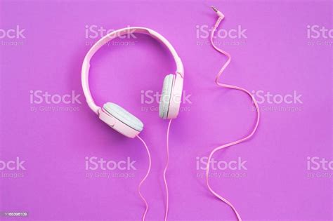 ピンクの背景にピンクのヘッドフォン音楽コンセプト エレクトロンのストックフォトや画像を多数ご用意 エレクトロン エンタメ総合