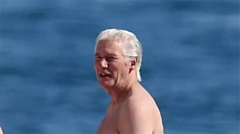 ריצרד גיר נרטב ומתמזמז עם החברה הצעירה וואלה סלבס